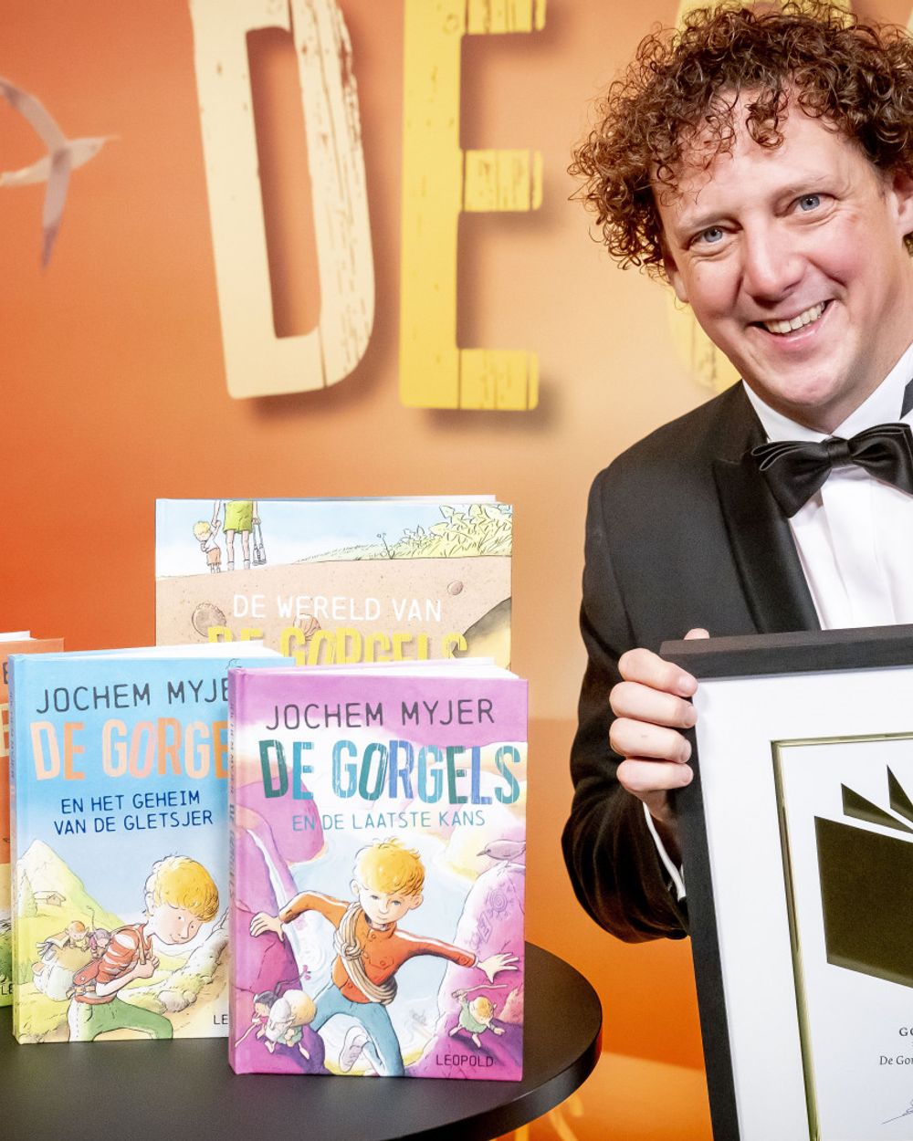 Maar liefst vier prijzen voor Jochem Myjer voor Gorgels-boeken - Omroep West