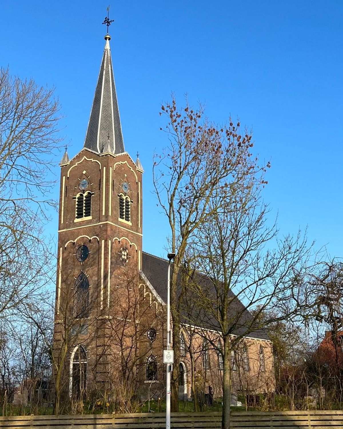 Kerk Wiuwert verzakt, mummies niet in gevaar - Omrop Fryslân