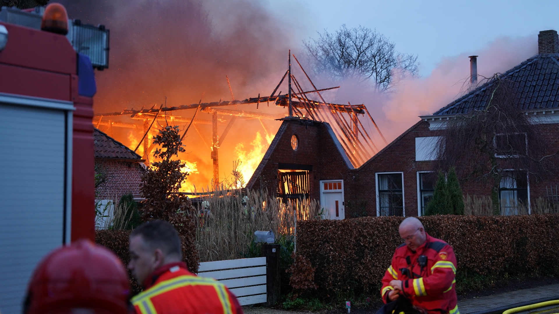 Lees terug: brand verwoest woonboerderij in Roderwolde: 'In één klap ...