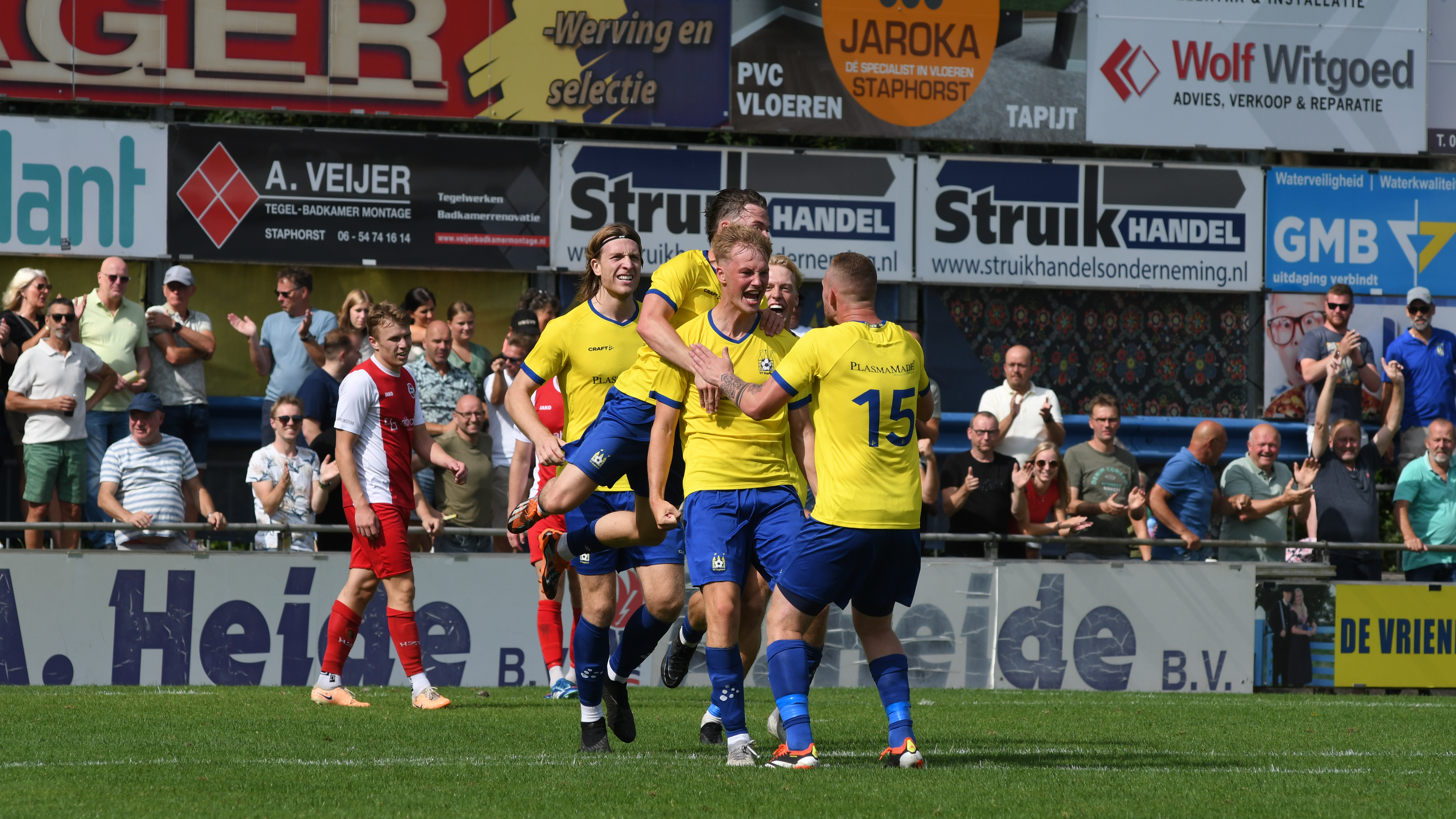 Revelatie Milan de Koe maakt zich met voetbalgek Staphorst op voor ...