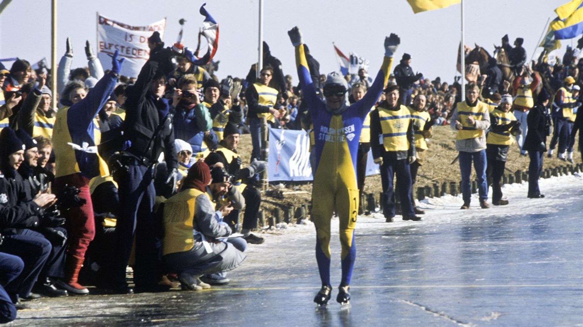 Unieke beelden van ontsnapping Evert van Benthem tijdens Elfstedentocht ...