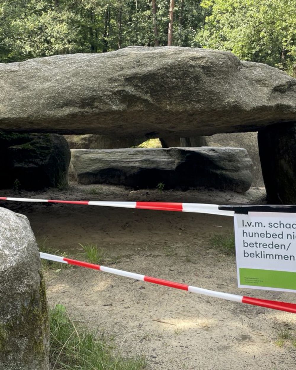 Hunebed Emmen deels afgezet door scheur in deksteen - RTV Drenthe