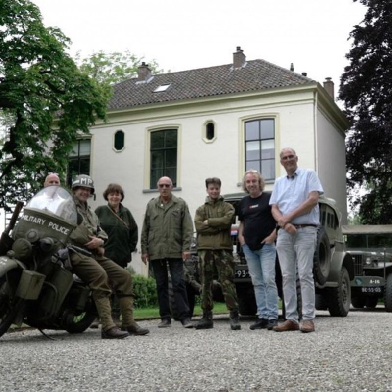 Filmploeg trekt op oude motor door Warnsveld - Omroep Gelderland