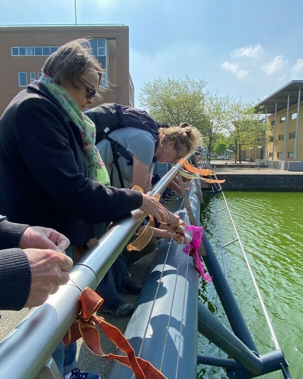 Lintjes wapperen aan brug in Middelburg als protest - Omroep Zeeland