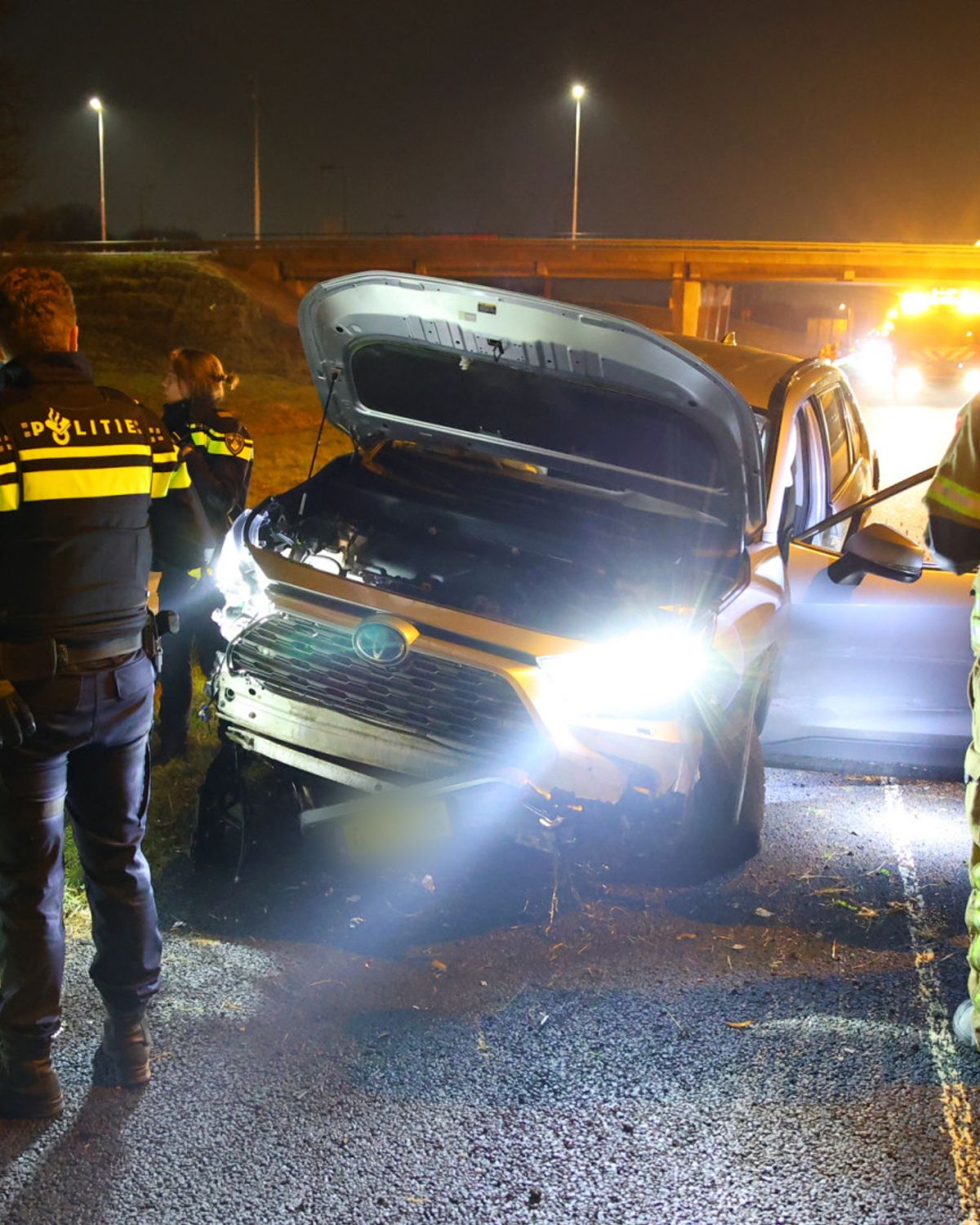 112-nieuws | Auto ramt vangrail, voorwiel breekt af door klap ...