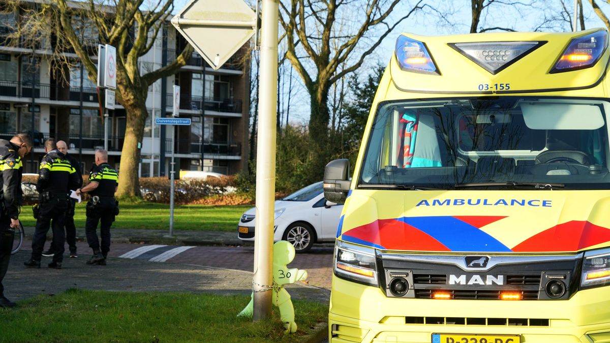 Auto en fietser botsen op elkaar in Hoogeveen - RTV Drenthe