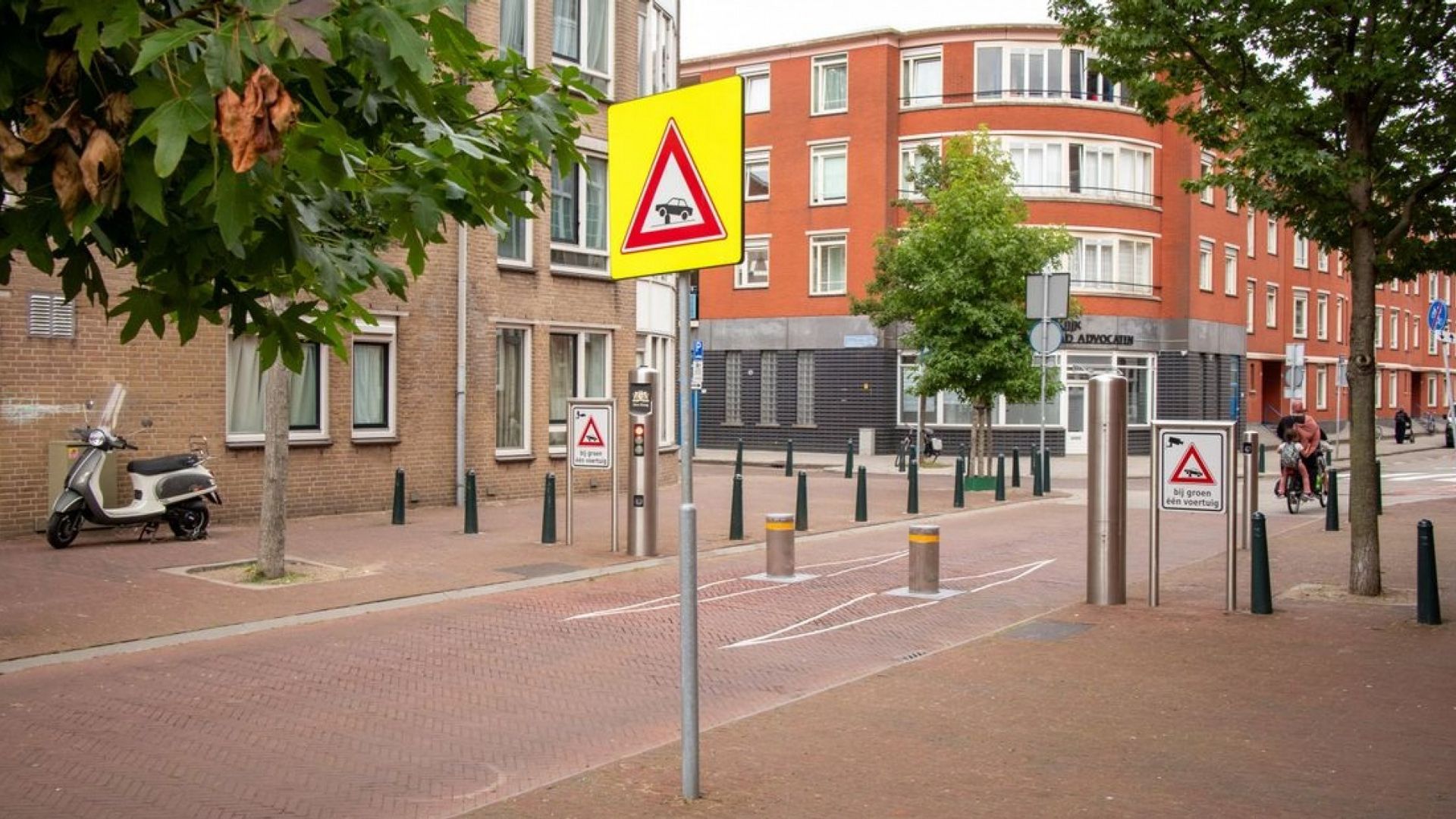Alle pollers in Den Haag verdwijnen en maken plaats voor camera's ...