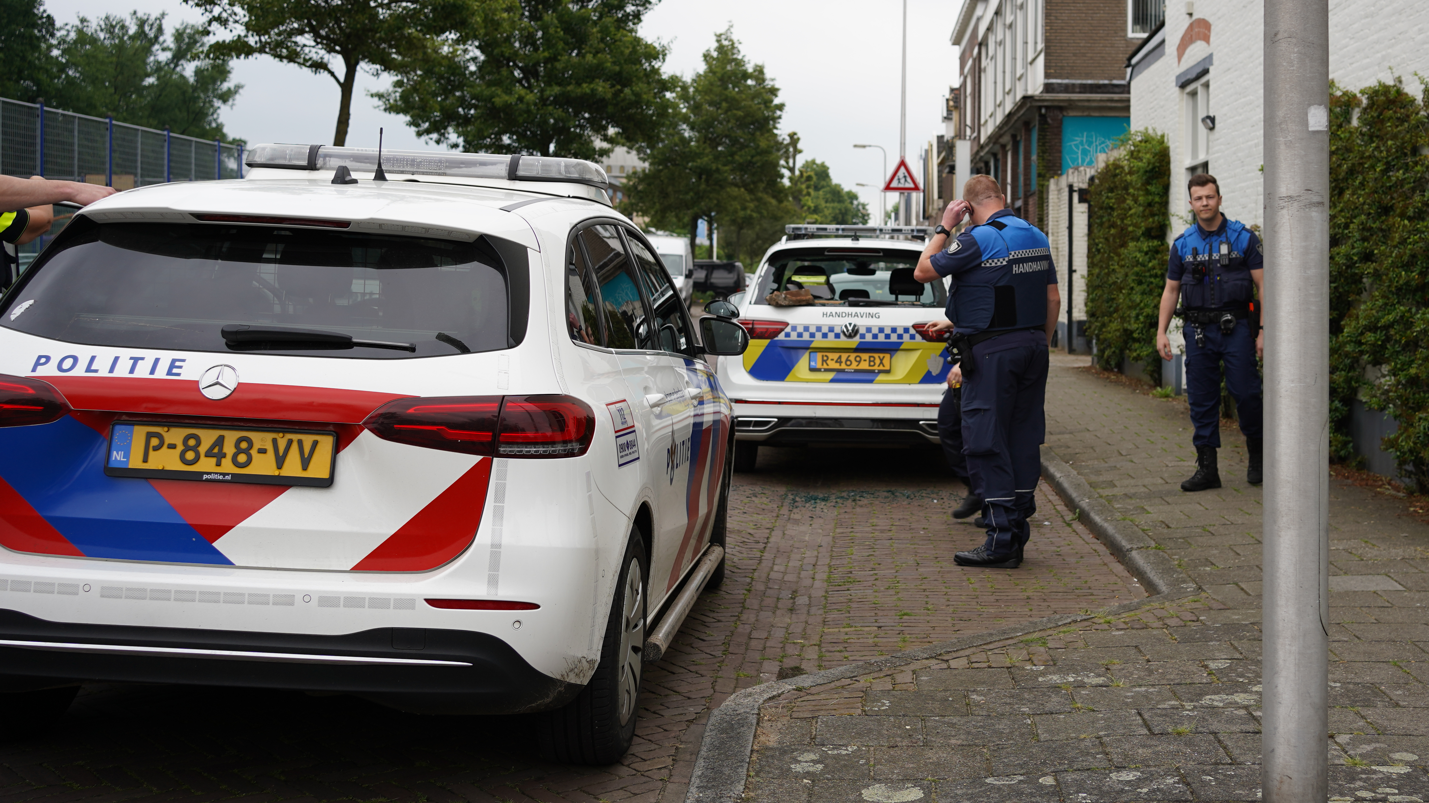 112 Nieuws: Man gooit steen door achterruit auto handhaving - Oost