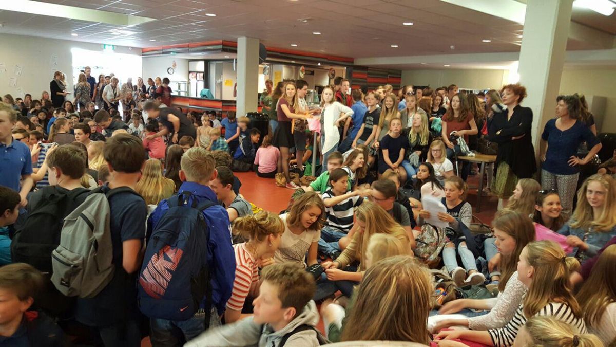 T-shirts vouwen om aandacht te vragen voor te lage lonen - RTV Noord