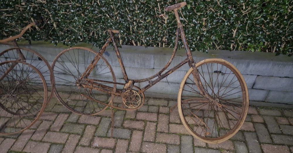 Twee fietsen verstopt op zolder; een in de Tweede Wereldoorlog vermoord ...