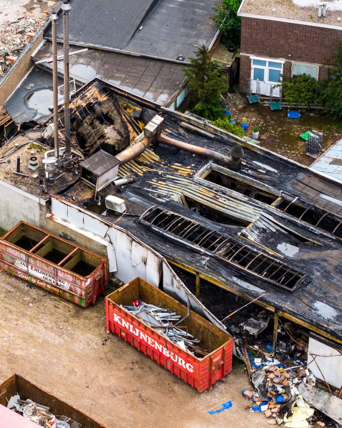 Grote brand legt visbedrijf in as, schade dag later goed te zien ...