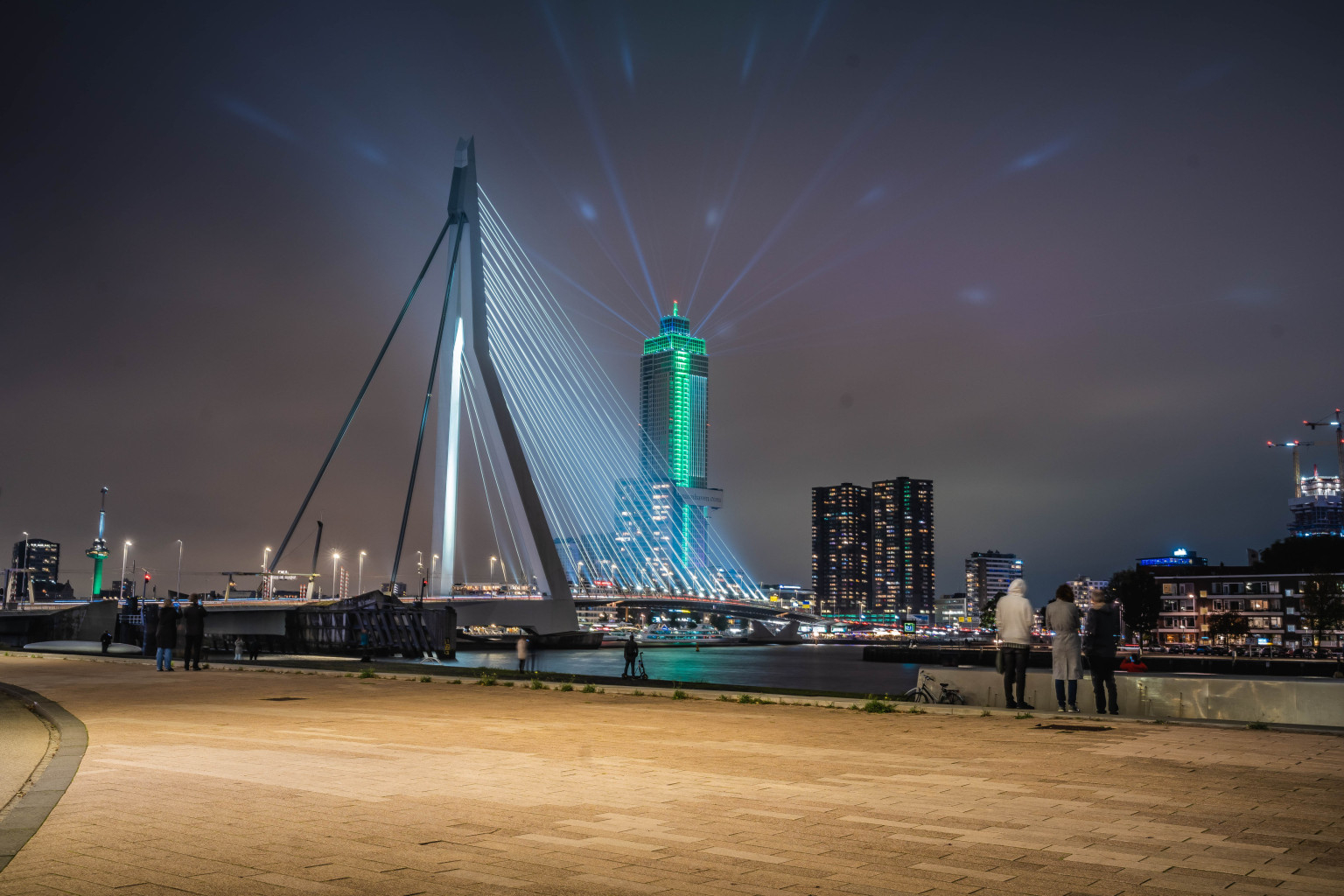 In beeld: lichtspektakel op de Zalmhaventoren, het hoogste gebouw van ...