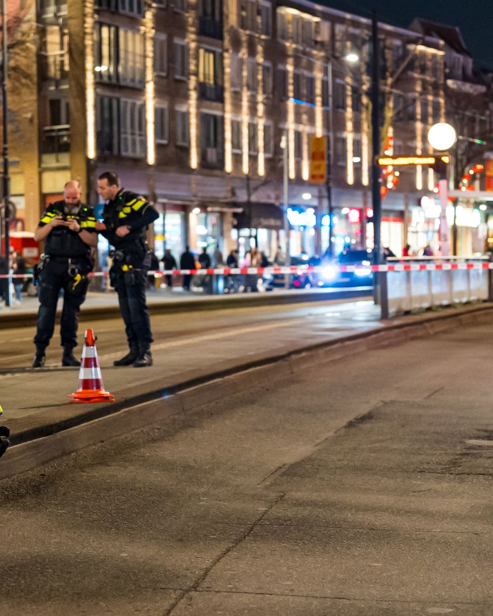 Schietpartij in centrum Rotterdam | Gewapende overval op winkel, daders nog zoek - Rijnmond