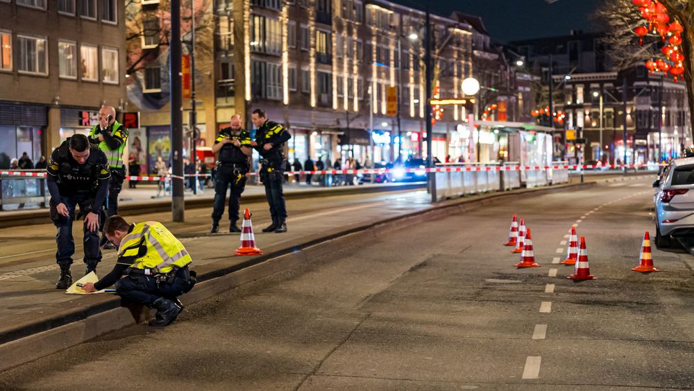 Schietpartij in centrum Rotterdam | Gewapende overval op winkel, daders nog zoek - Rijnmond