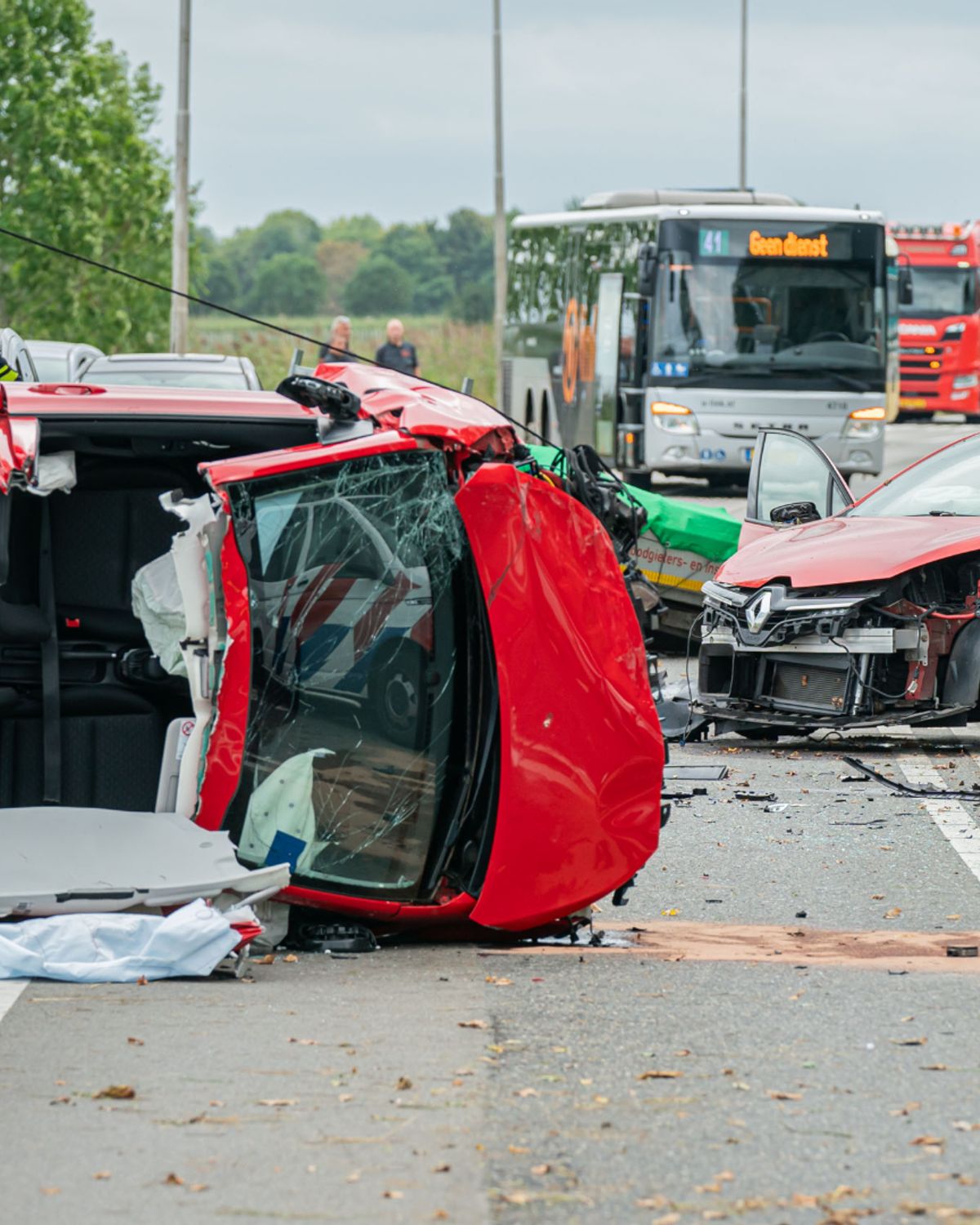 Twee gewonden bij ongeluk met drie auto's op N229 bij Cothen - RTV Utrecht