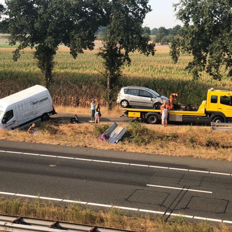 Vakantiespullen op snelweg: A2 korte tijd dicht na ongeluk - L1 Nieuws