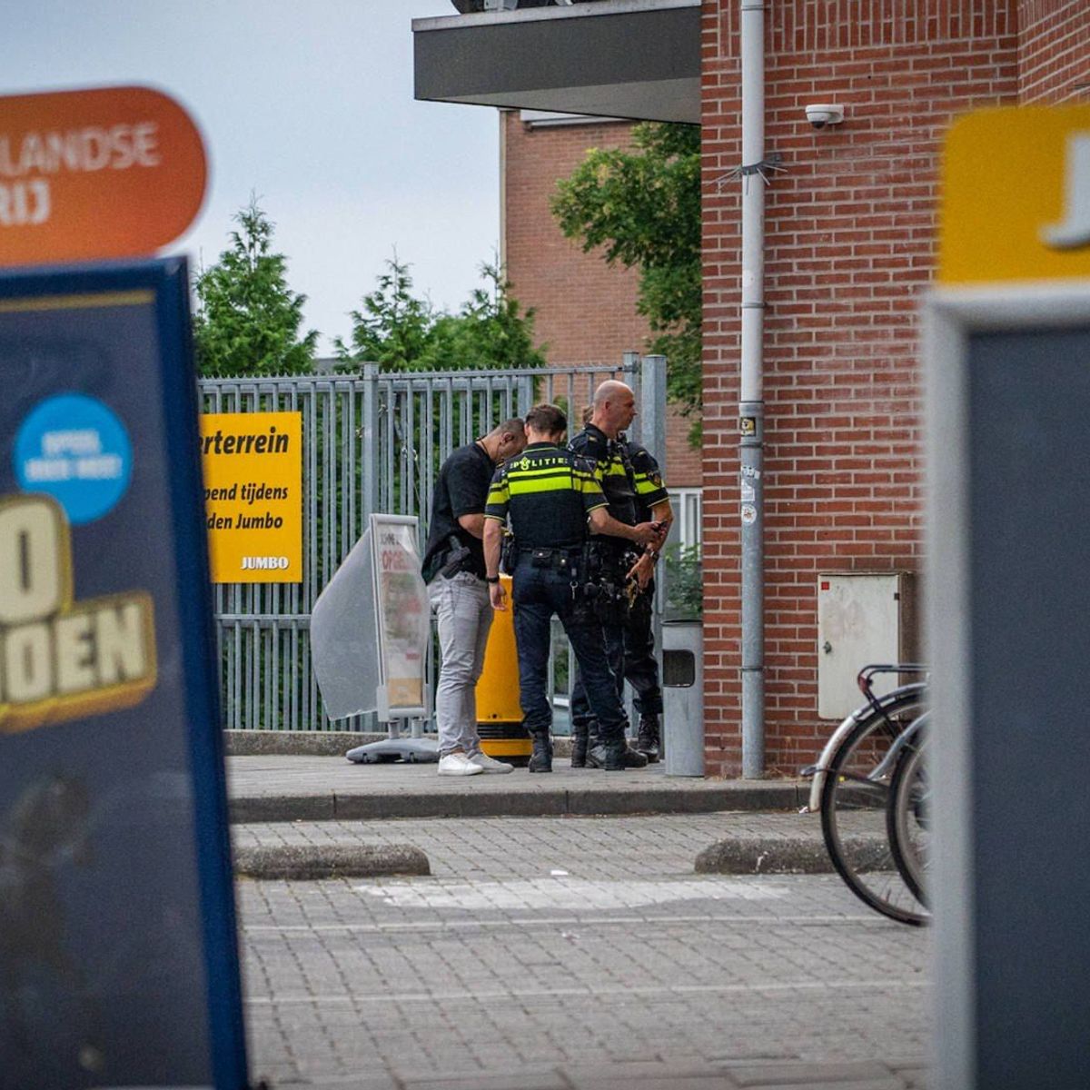 Overval op supermarkt • motor op de kop naast weg - Omroep Gelderland