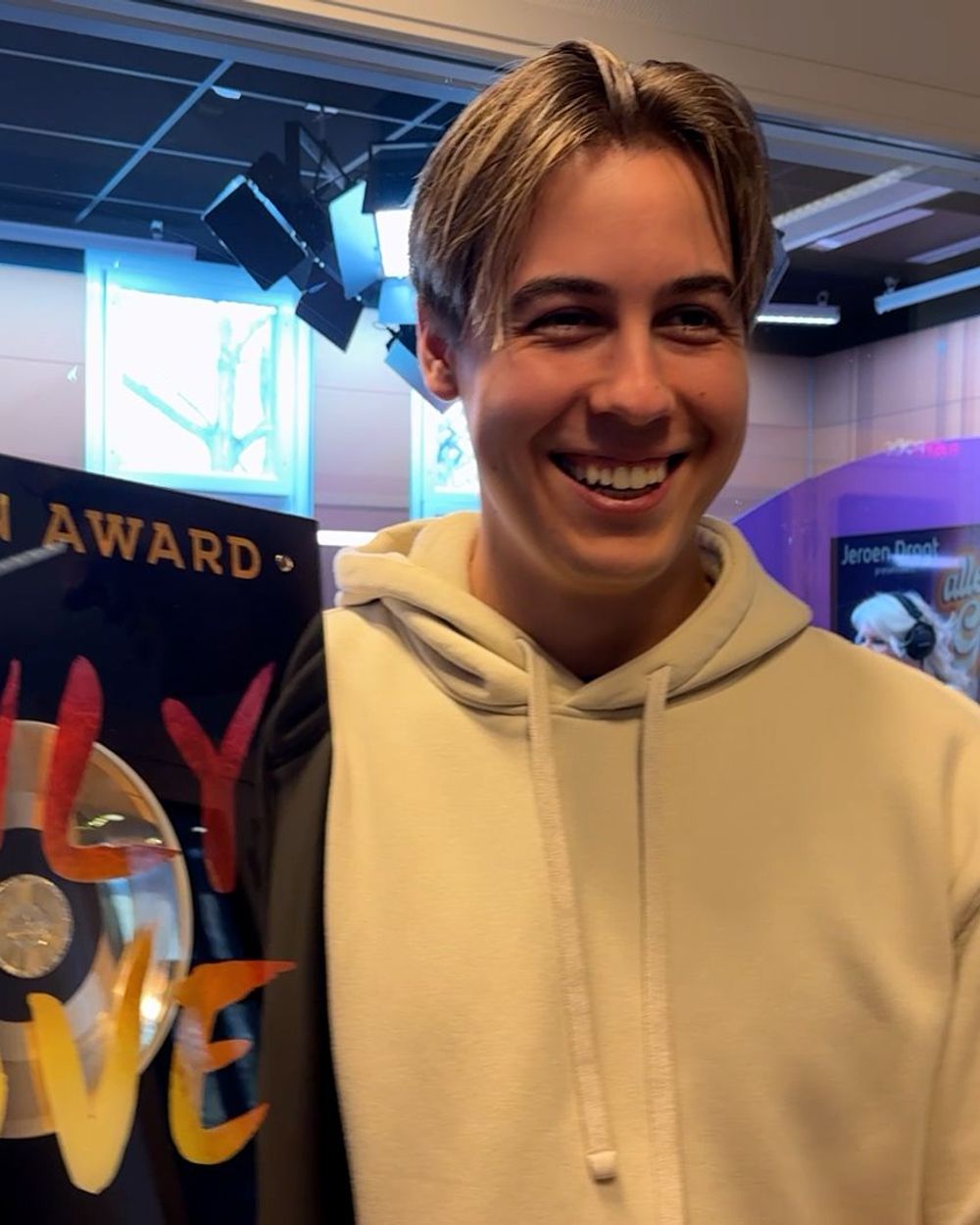 Robin Storm krijgt live op de radio een gouden plaat - Omroep Gelderland