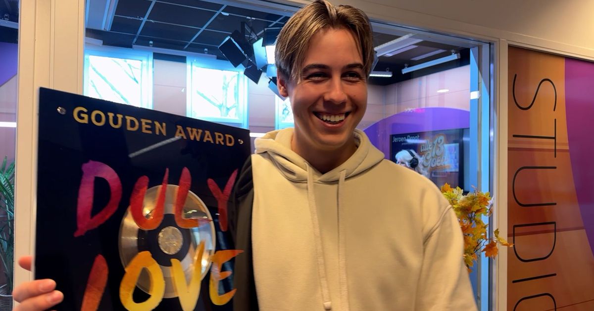 Robin Storm krijgt live op de radio een gouden plaat - Omroep Gelderland