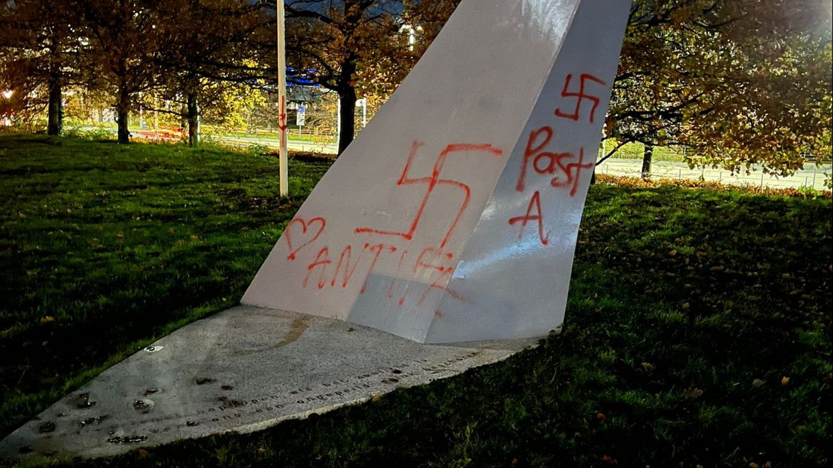 Hakenkruizen geverfd op homomonument - Omroep West