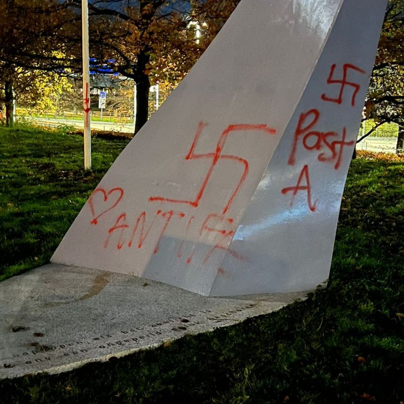 Hakenkruizen geverfd op homomonument - Omroep West