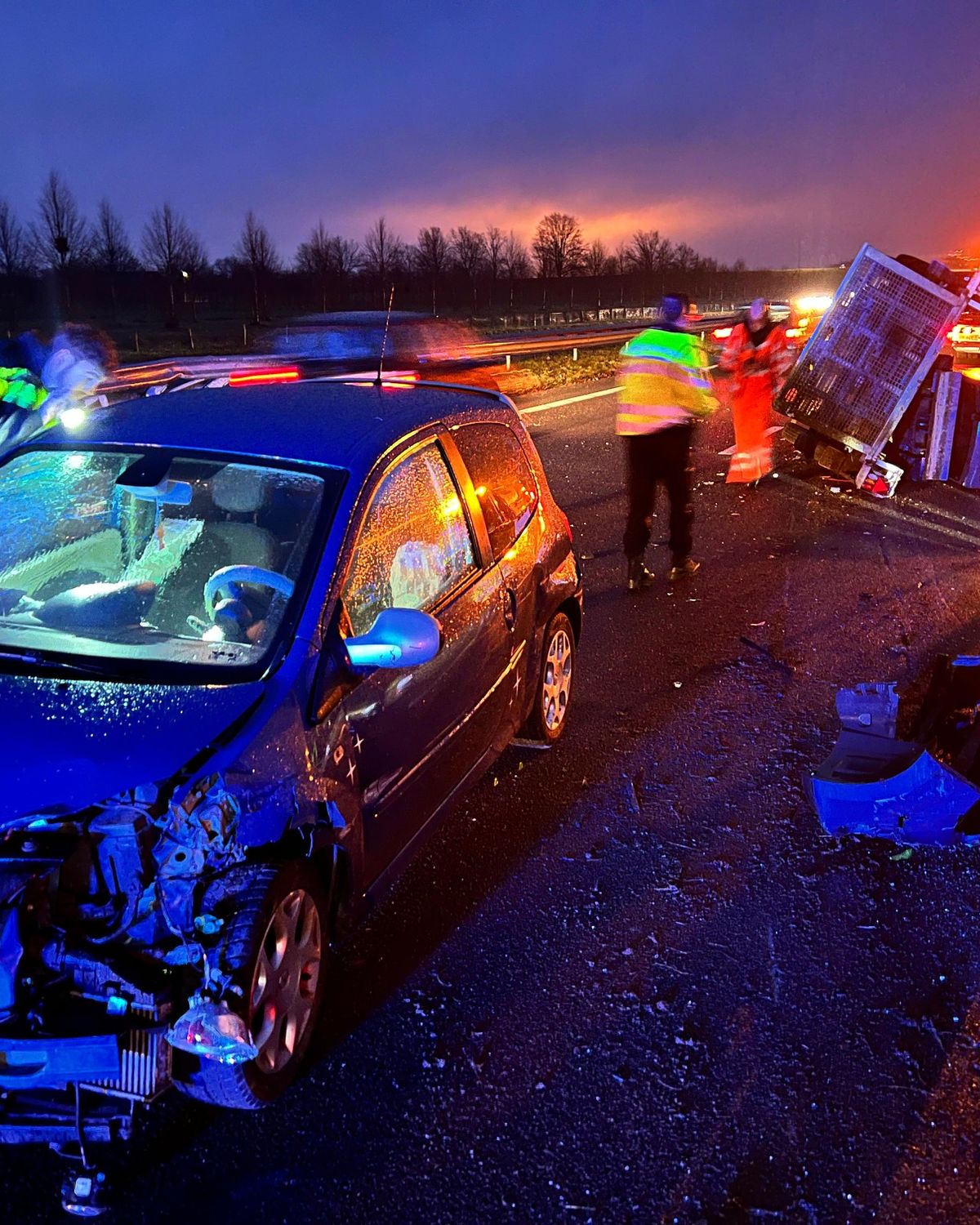 A73 deels dicht door ongeval met gekantelde aanhangwagen en auto - L1 ...
