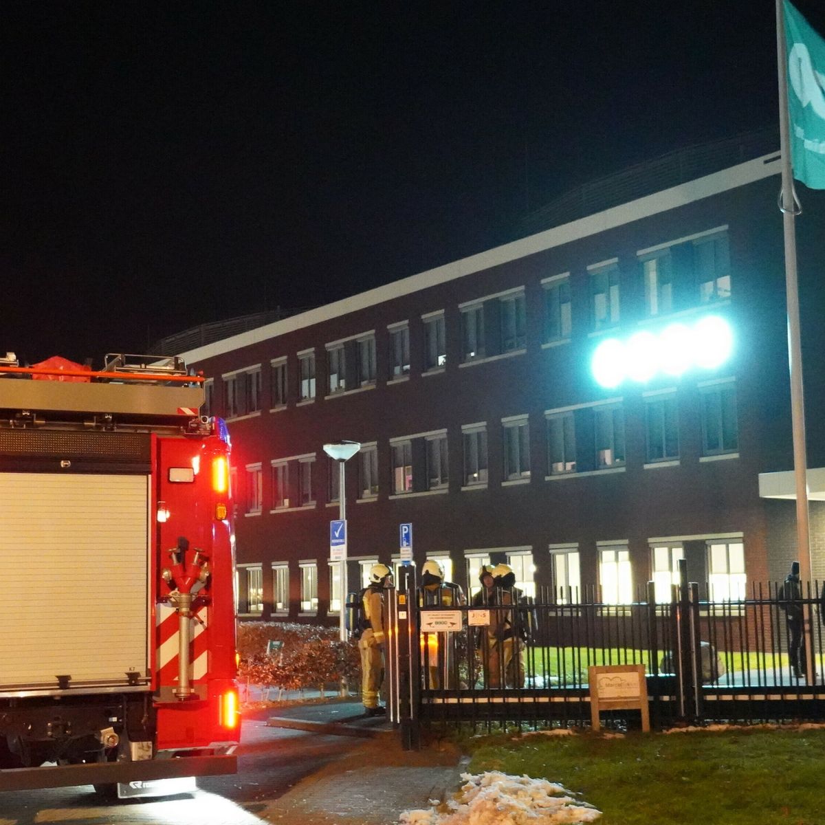 Bedrijfspand in Assen ontruimd na melding van chemische lucht - RTV Drenthe