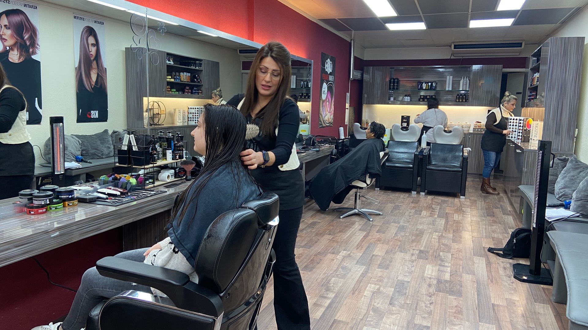 In de kappersstoel van Hadil wordt het stil: 'Het is alsof mijn broers ...