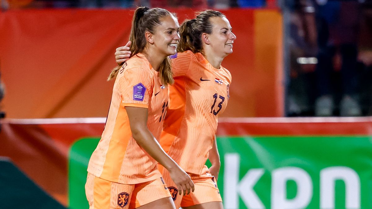 Renate Jansen schiet Oranje Leeuwinnen met fraaie treffer langs Engeland - Oost