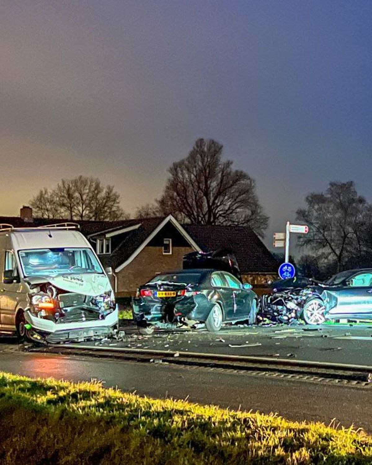 112 Nieuws: Zware aanrijding in Deurningen | Ravage op kruispunt tussen Bathmen en Holten - Oost