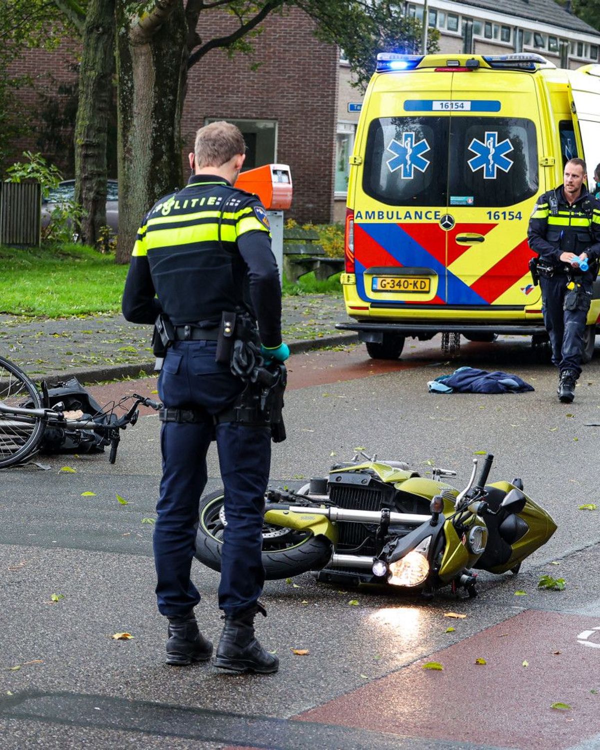112-nieuws | Motorrijder en fietser botsen in Gouda - Vrouw komt onder ...