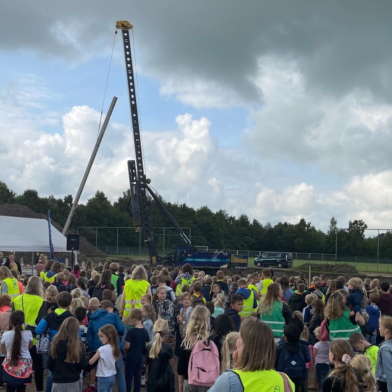 Eerste paal geslagen voor kindcentrum in Marum - RTV Noord