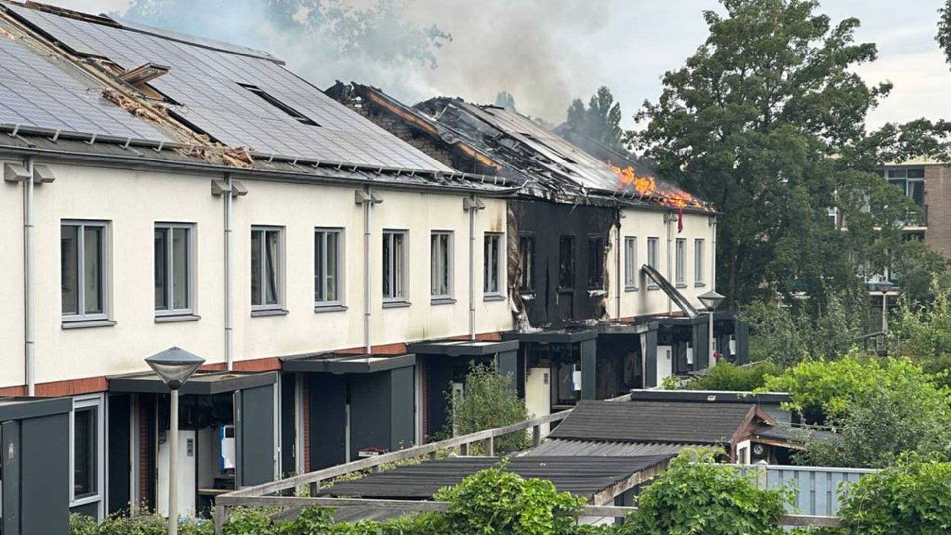 Brand Arnhem onder controle • acht huizen verwoest - Omroep Gelderland
