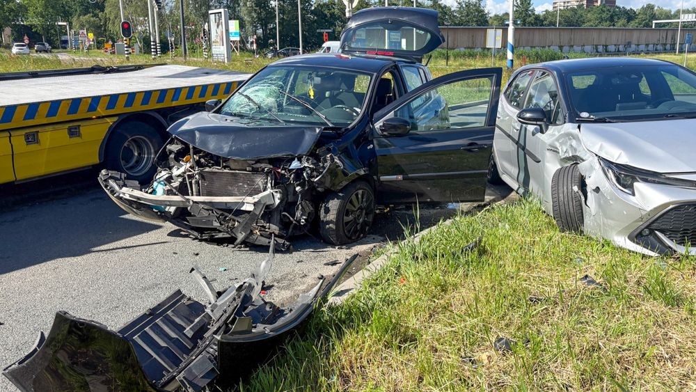 Flinke schade na botsing auto's in Vlaardingen - Rijnmond