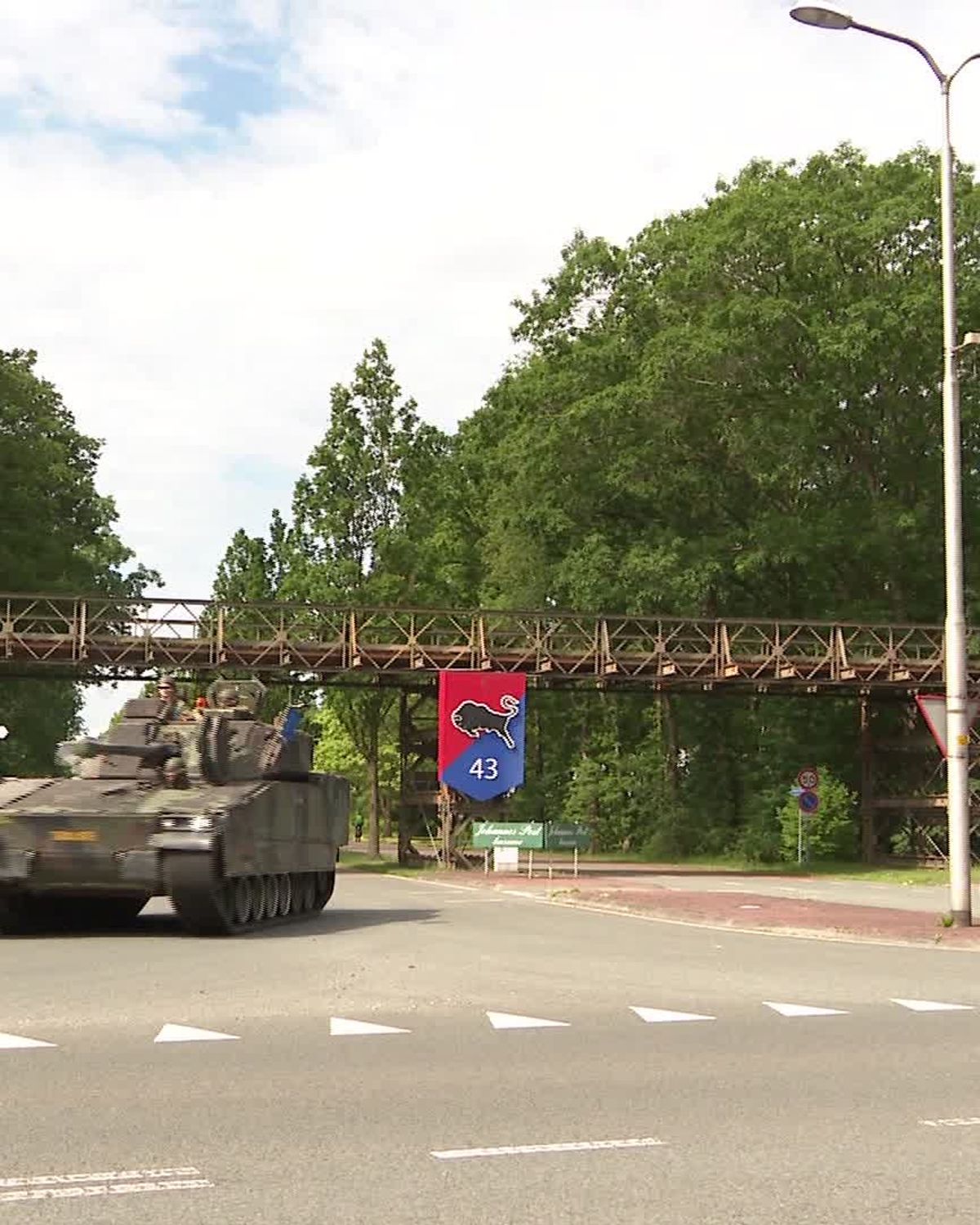Colonne militaire voertuigen is start van grootste landmachtoefening ...