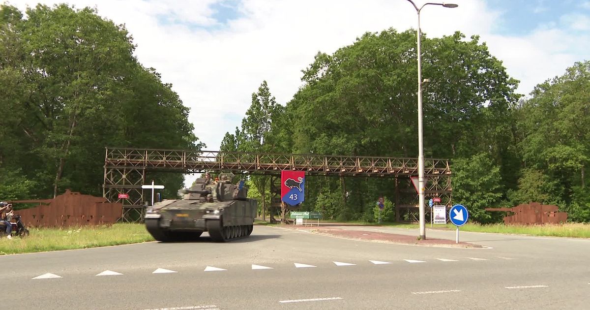 Colonne militaire voertuigen is start van grootste landmachtoefening ...