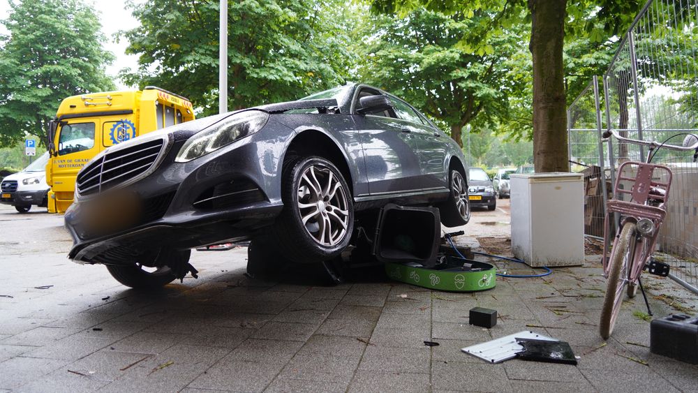 Auto knalt tegen prullenbak en rijdt bijna wooncomplex in ...