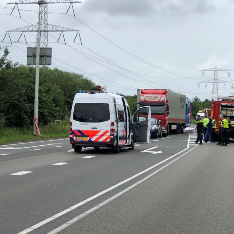 Dode bij zwaar ongeluk met meerdere voertuigen in Haelen - L1 Nieuws