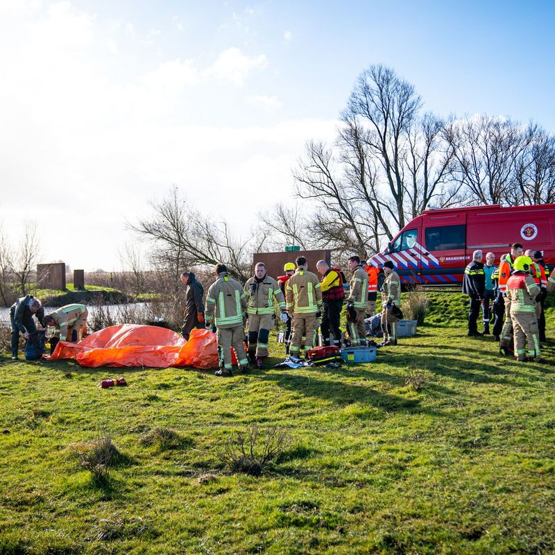 Groep vuilopruimers valt in het water als trekvlot omslaat in ...