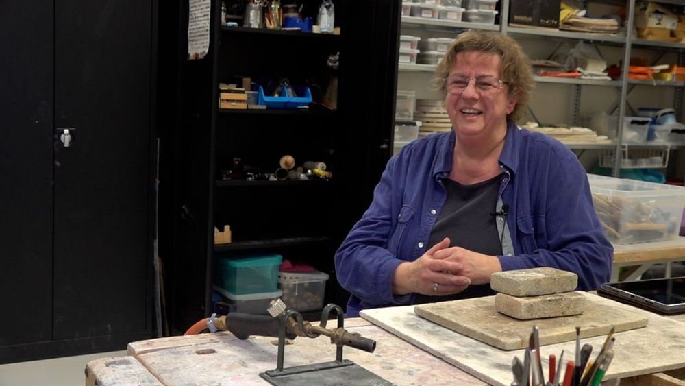 Esther maakte een historische kroon die wereldwijd in de bioscoop te ...