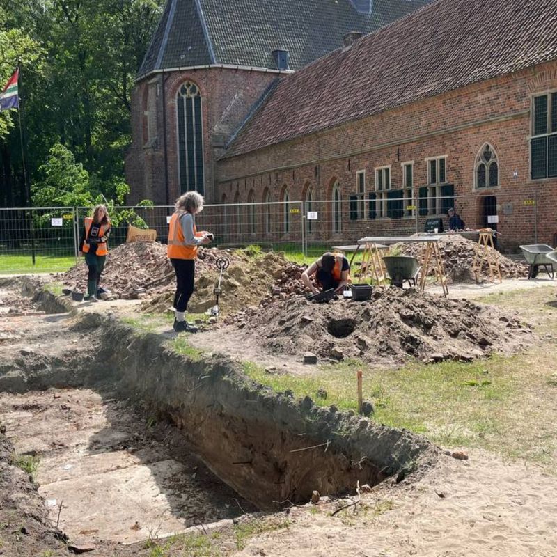 Nieuwe opgravingen klooster Ter Apel: 'Dit is heel spannend werk' - RTV ...