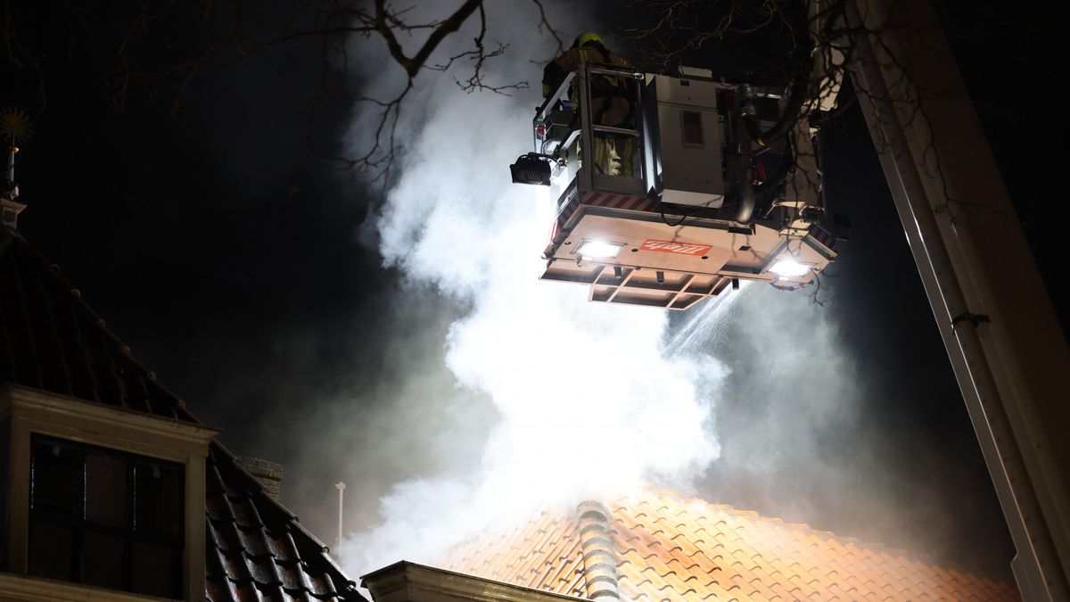 Veel rook bij brand in centrum, drie woningen ontruimd - Omroep West