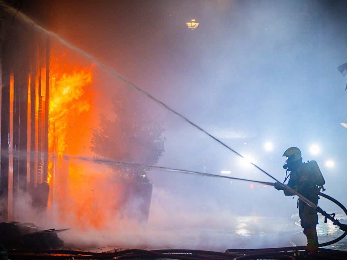 Zeer grote brand in Arnhemse binnenstad: meerdere panden en woningen ...