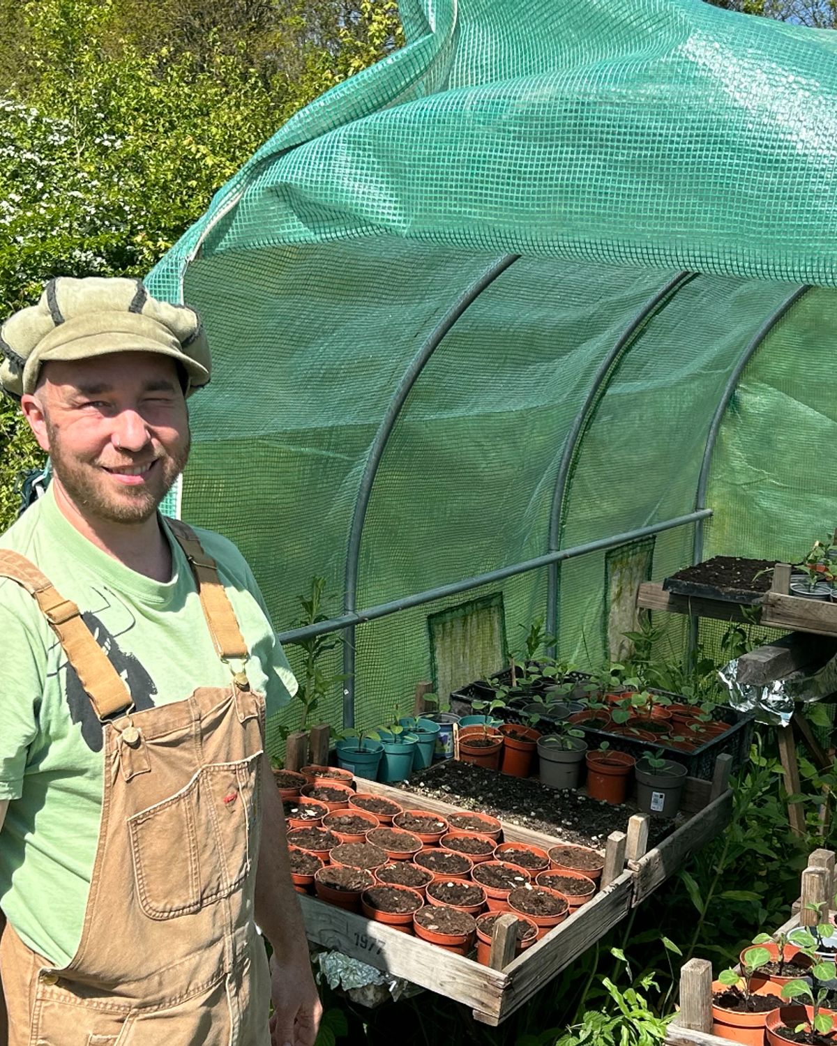 In de Brandneteltuin leven 10 stadsnomaden bijna zelfvoorzienend - RTV ...
