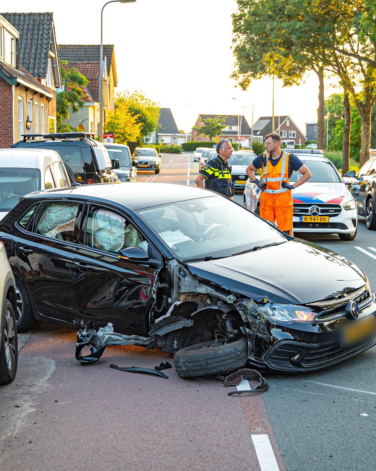 Auto knalt op bouwcontainer | Kat Snoepie gered na nacht op dak - Rijnmond