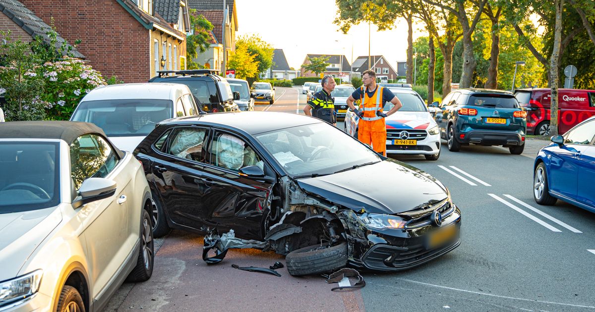 Auto knalt op bouwcontainer | Kat Snoepie gered na nacht op dak - Rijnmond