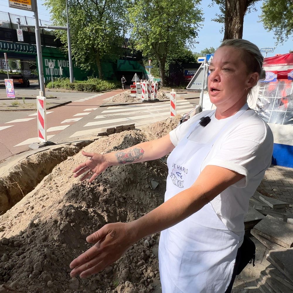 Haringsalon onbereikbaar door werkzaamheden: 'Ik verlies de helft van mijn klandizie' - Rijnmond