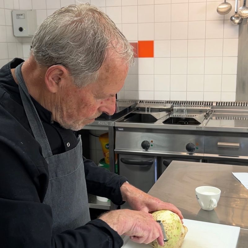 Gepensioneerde chef Sybe kookt voor zijn buurt: 'Mensen verwennen met ...