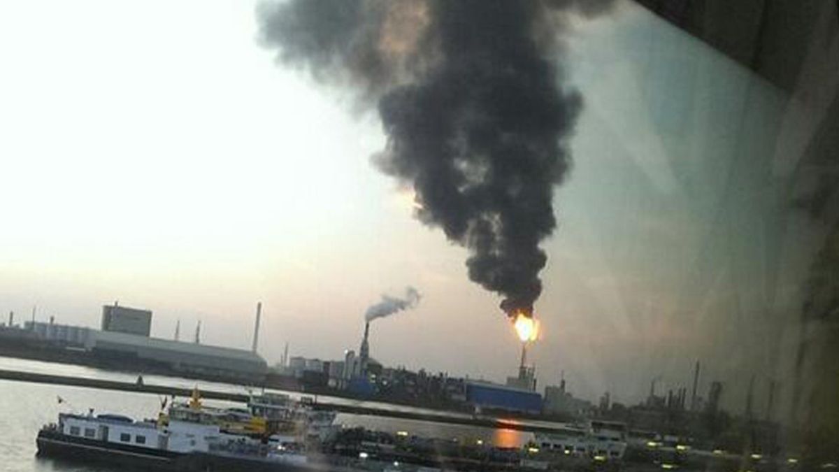 Shell Pernis fakkelt af na lekkage - Rijnmond