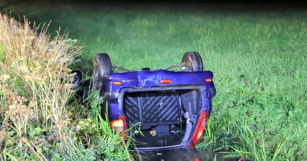 Auto op de kop in de sloot, bestuurder komt met nat pak vrij - Omroep ...